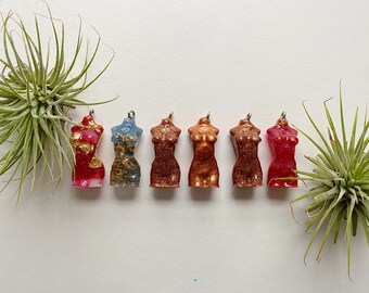 Fleabag Statue Necklace - Etsy