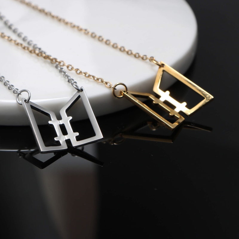 Bts logo necklace - Etsy México