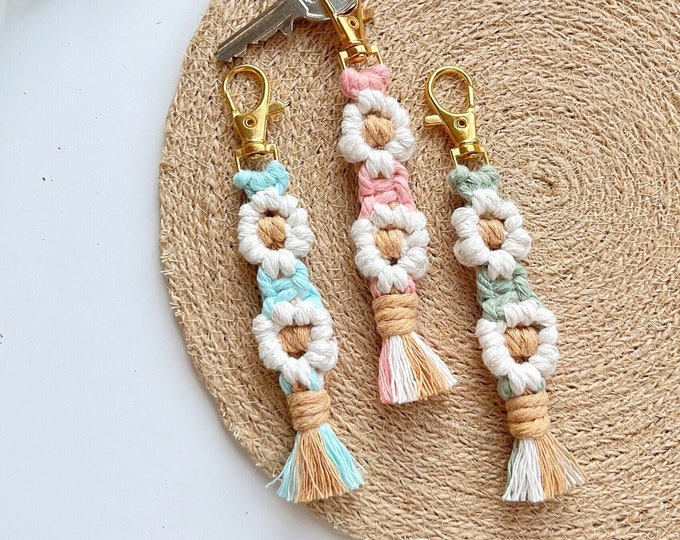 Daisy Macrame Keychain, Spring Daisy Keychain, Pastel Daisy Keychains ...