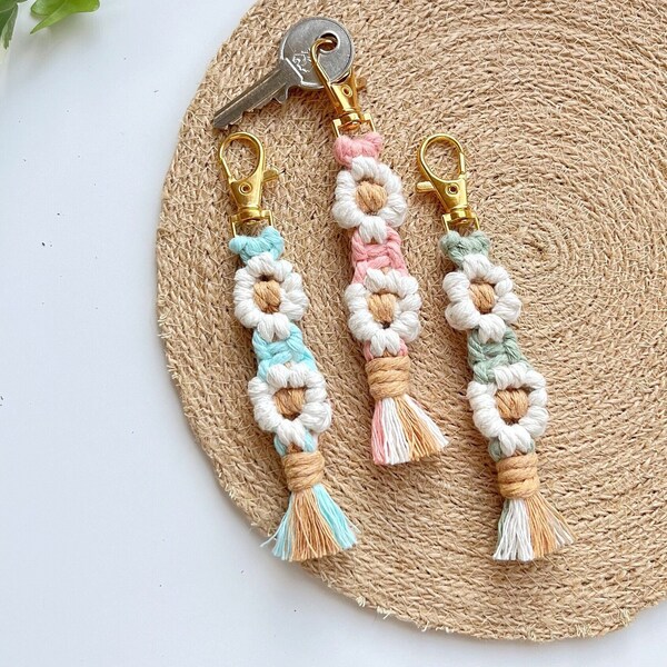 Daisy Keychain - Etsy