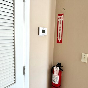 Fire Extinguisher Sticker - Office Safety Notice - Emergency Sign Decal ...