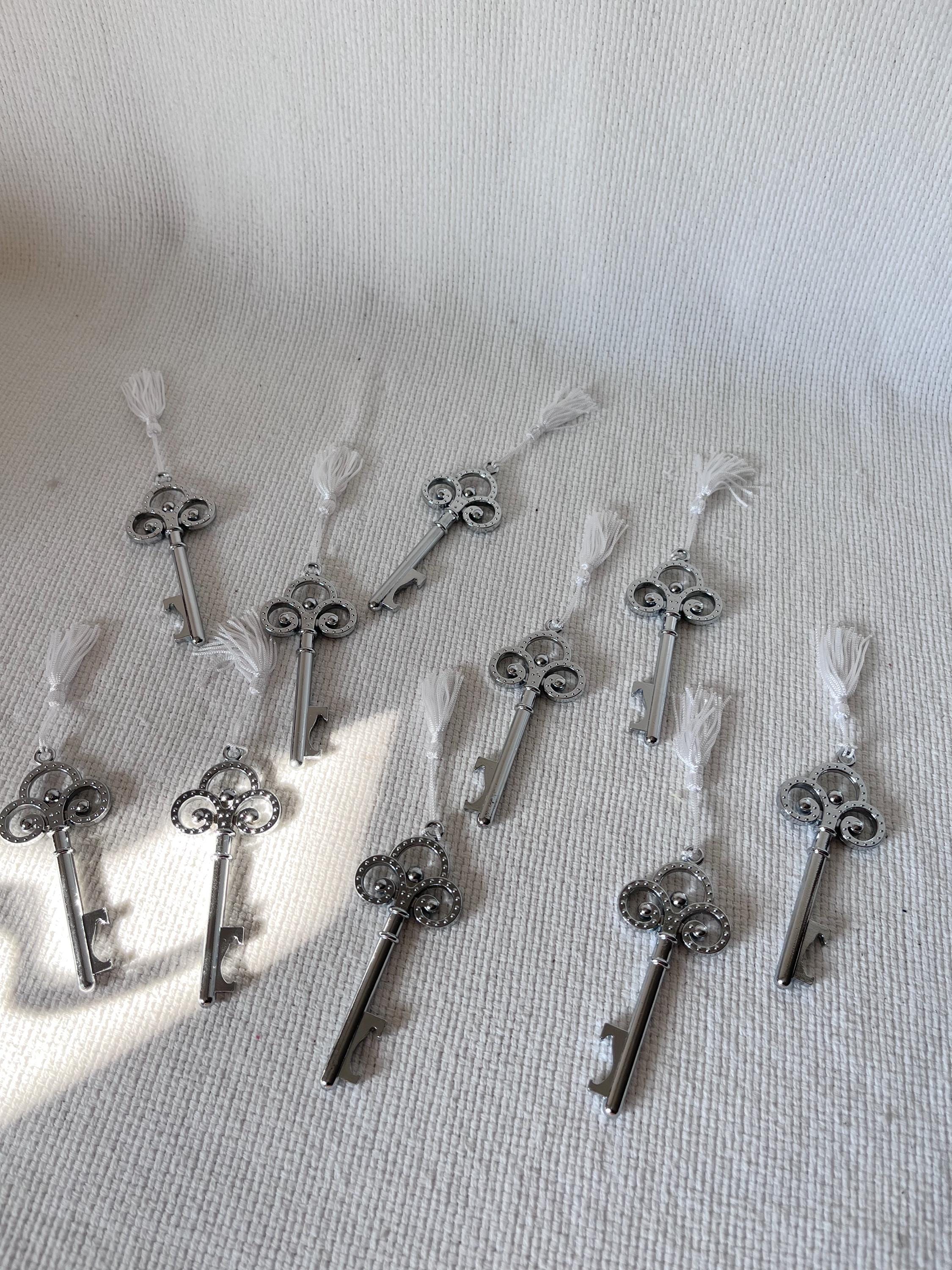 10 Vintage Silver Color Keys With White Tassels, Skeleton Key Charm ...