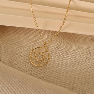 Camera Shutter Pendant, Camera Lens Necklace, Photographer Charm ...
