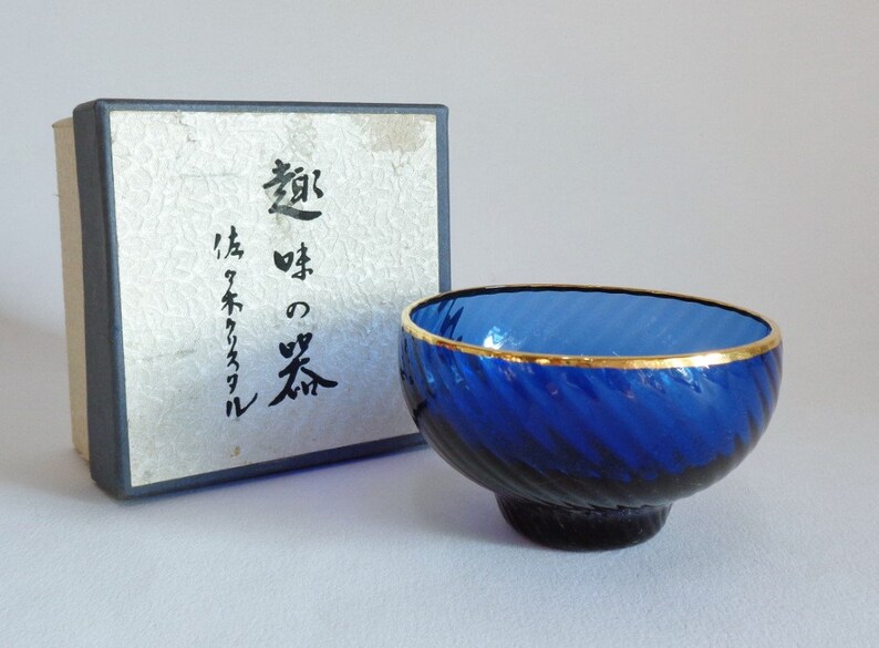 Copa de sake de vidrio azul índigo hecha a mano: Sakazuki japonés con ...