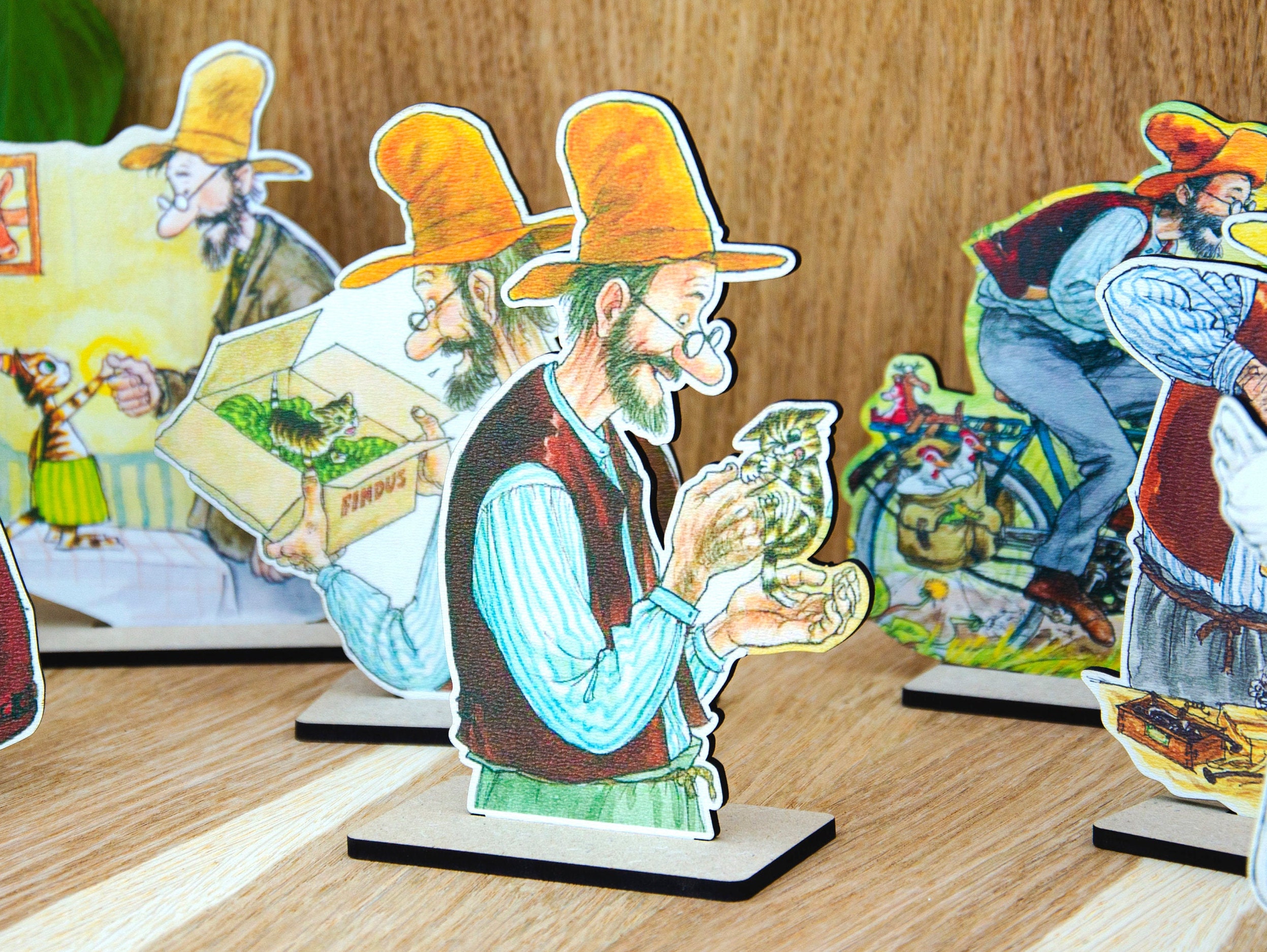 Pettson and Findus Figures Set of 8 | Wooden Petterson and Findus Table ...