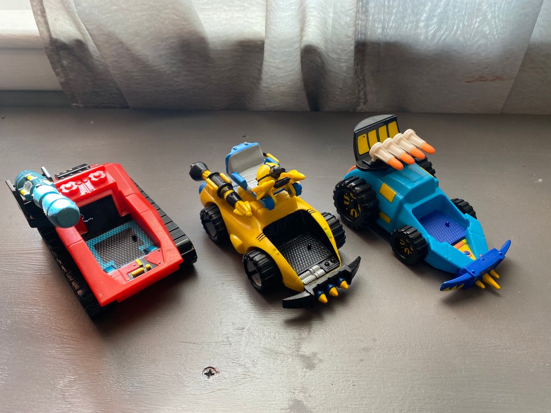 Z-bots Cars Action Figures Robots Target Tracker Recon Rover Ballistic ...