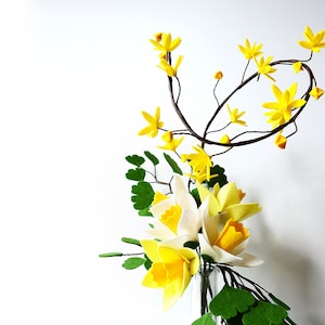 Yellow Spiral, Ikebana, Japanese Bouquet, Daffodils, Forsythia, Fern ...