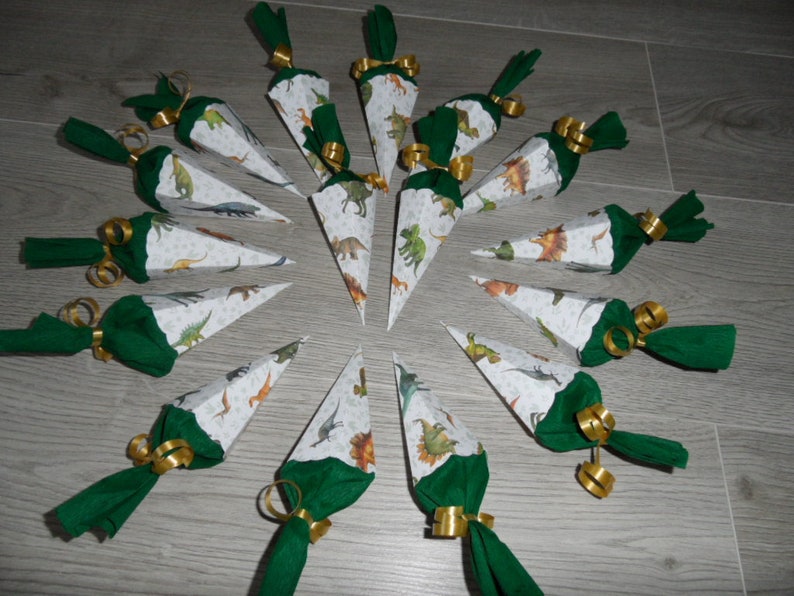 16 Dino Dinosaurier Motiv 2 Deko Schultüten Zuckertüten Einschulung Tischdeko Geschenkverpackung ...