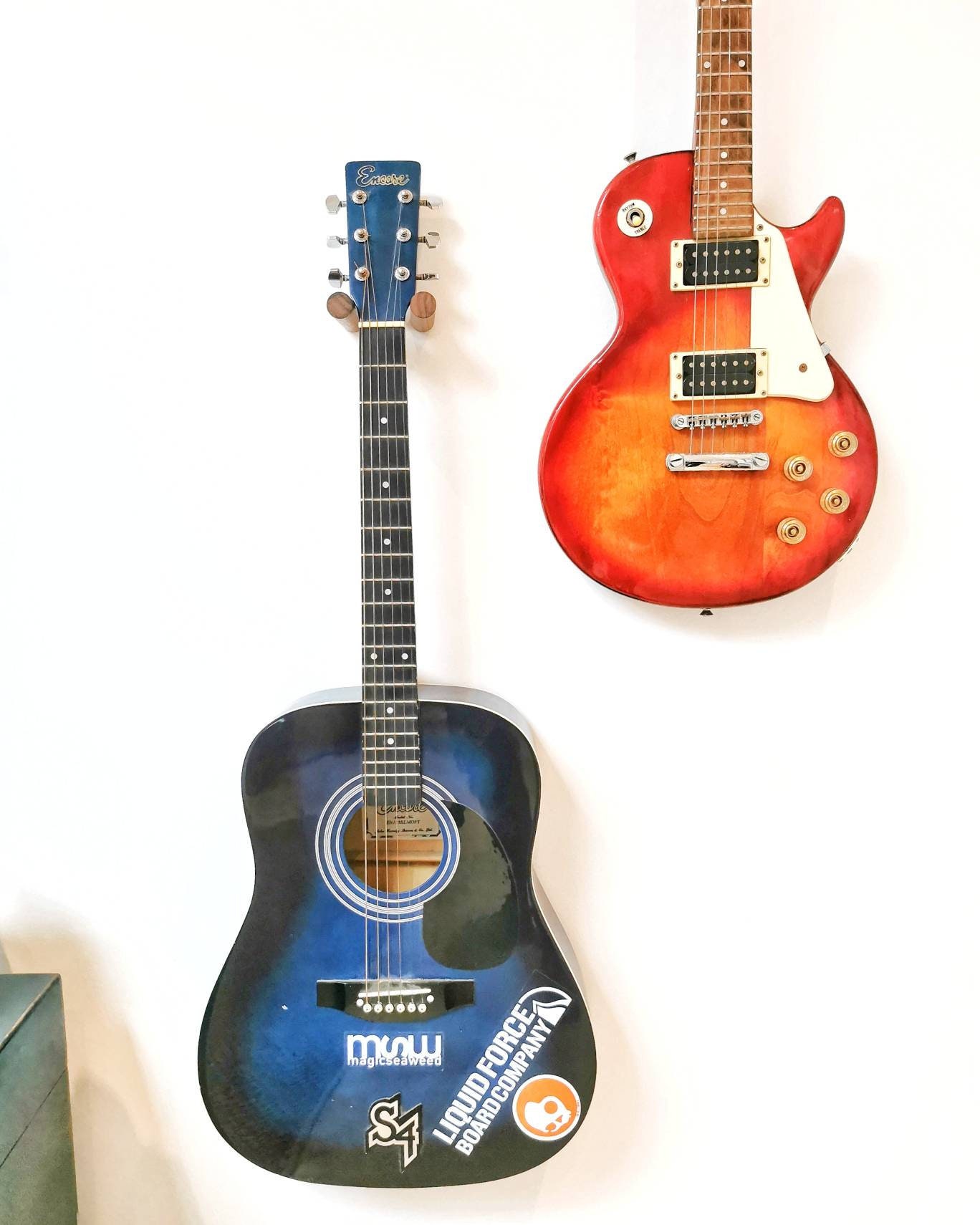 Floating Guitar Holder Wall Mount WALNUT / Minimalist Simple Guitar ...