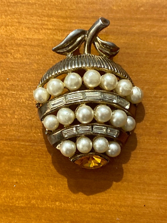 Trifari 1954 Figural Strawberry Brooch, Pearls, Bague… - Gem