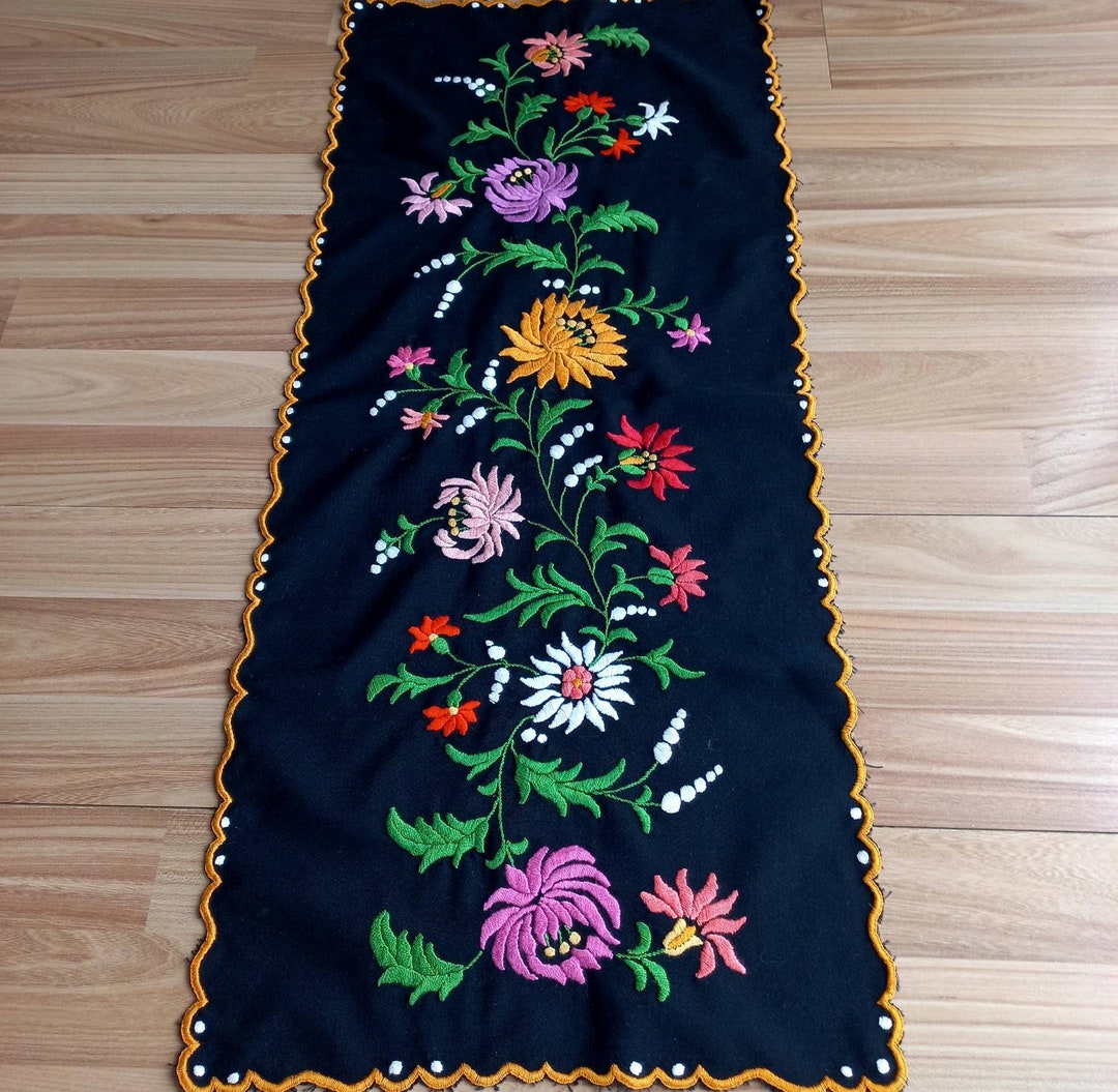 Vintage Hungarian Hand Embroidery Table Runner, Floral Design , Kalocsa ...