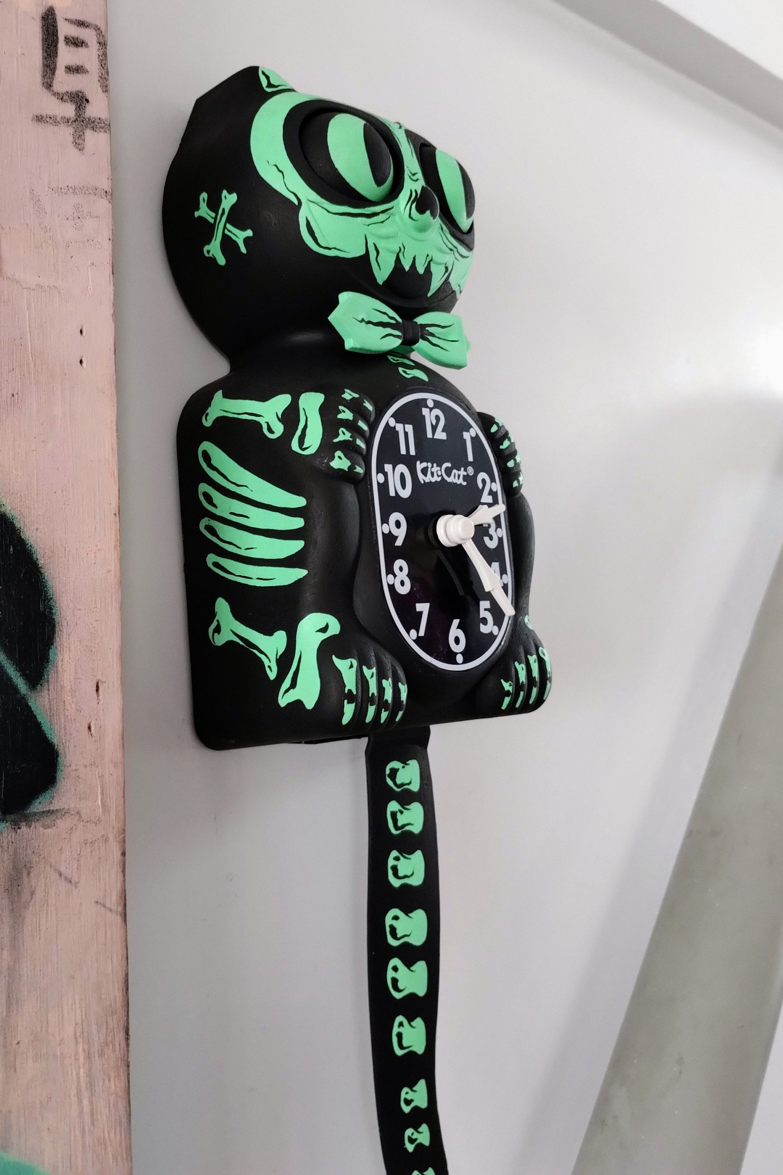 Glow in the Dark Skeleton Kit-cat Klock© Custom Clock - Horror Skull ...