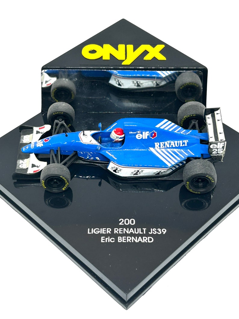 Modelo Onyx vintage a escala 1:43 de un coche de Fórmula Uno Ligier JS39 conducido por E Bernard ...