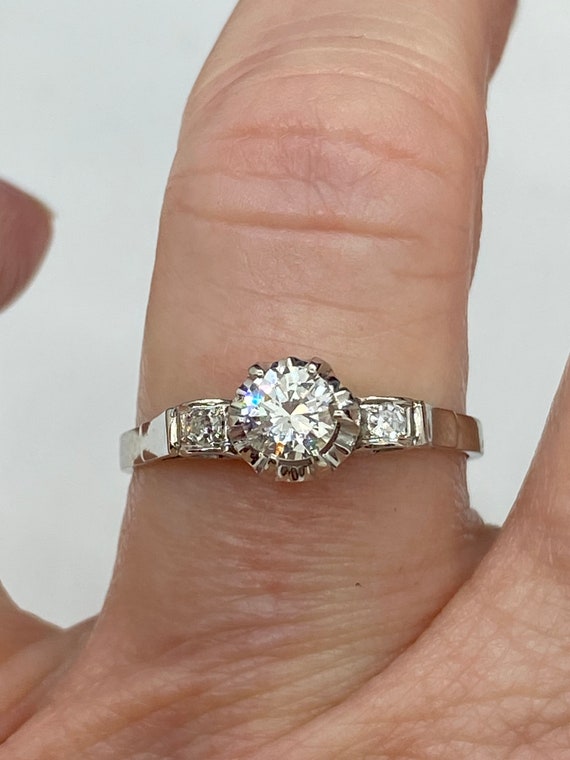 Vintage solitaire with accents - Gem