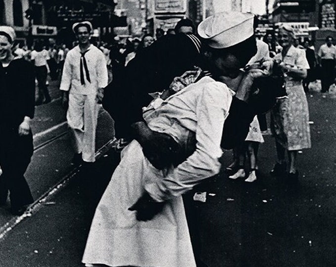 New York 1945 Sailor Kissing Nurse // High Resolutions // Image Scan ...