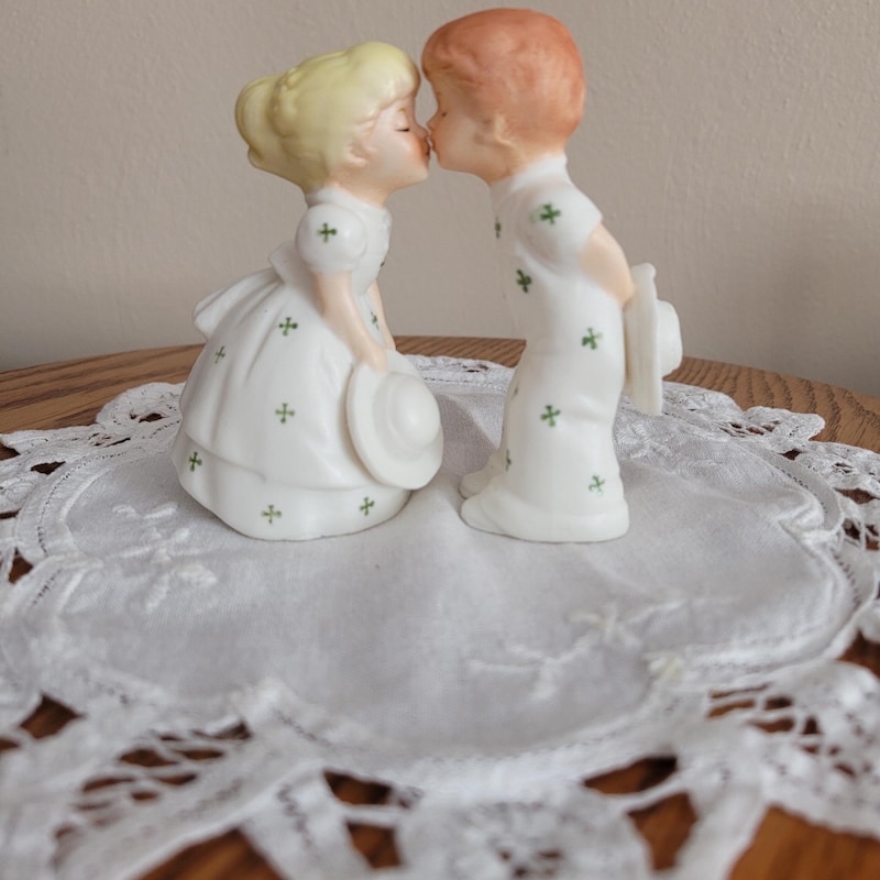Kissing Figurine - Etsy