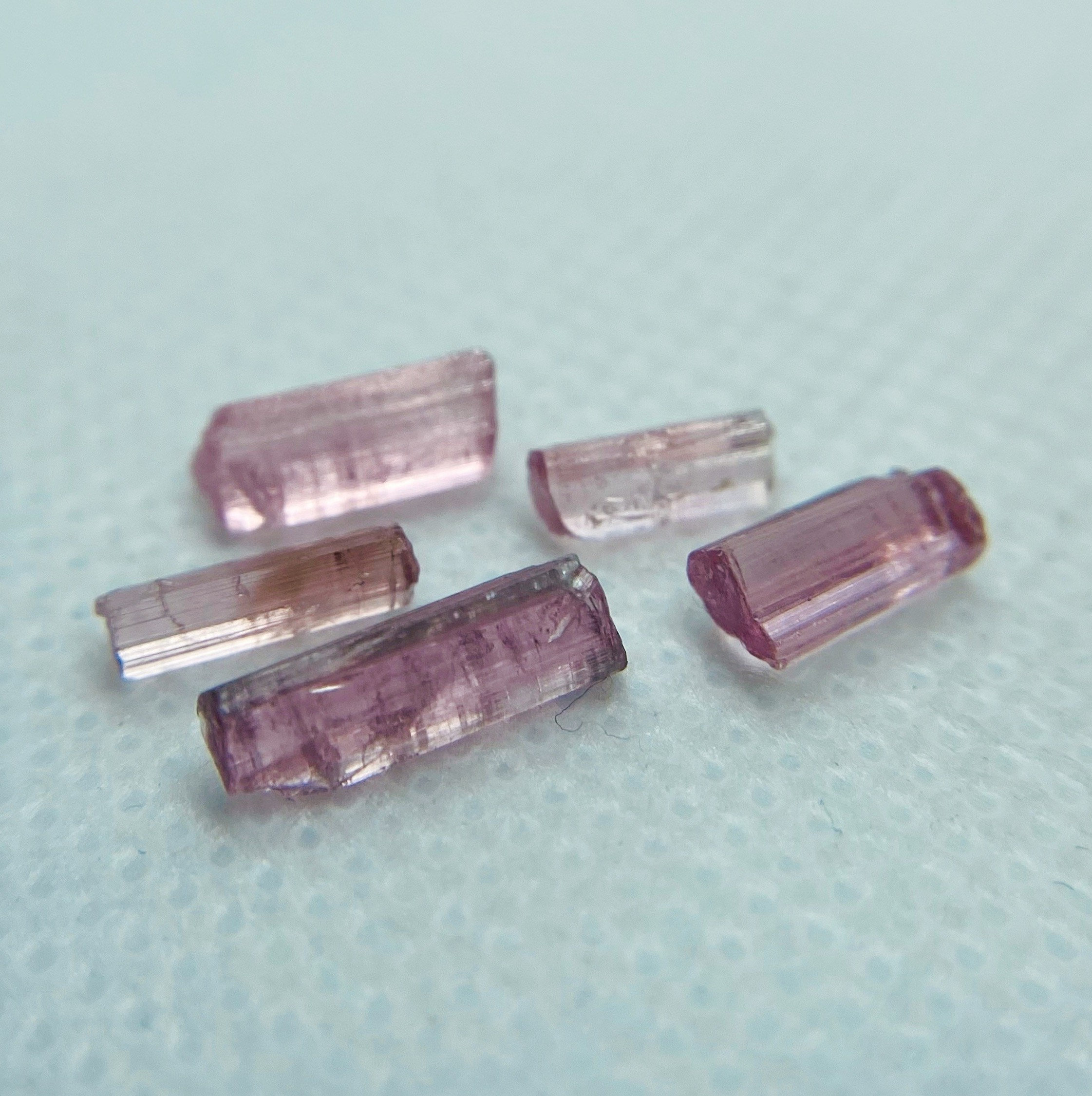 Un ensemble de cristaux de tourmaline rubellite (rose) forme l ...
