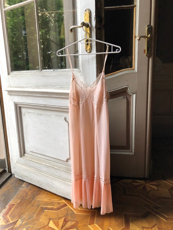 Beautiful Pastel Pink Vintage Nightgown Gem