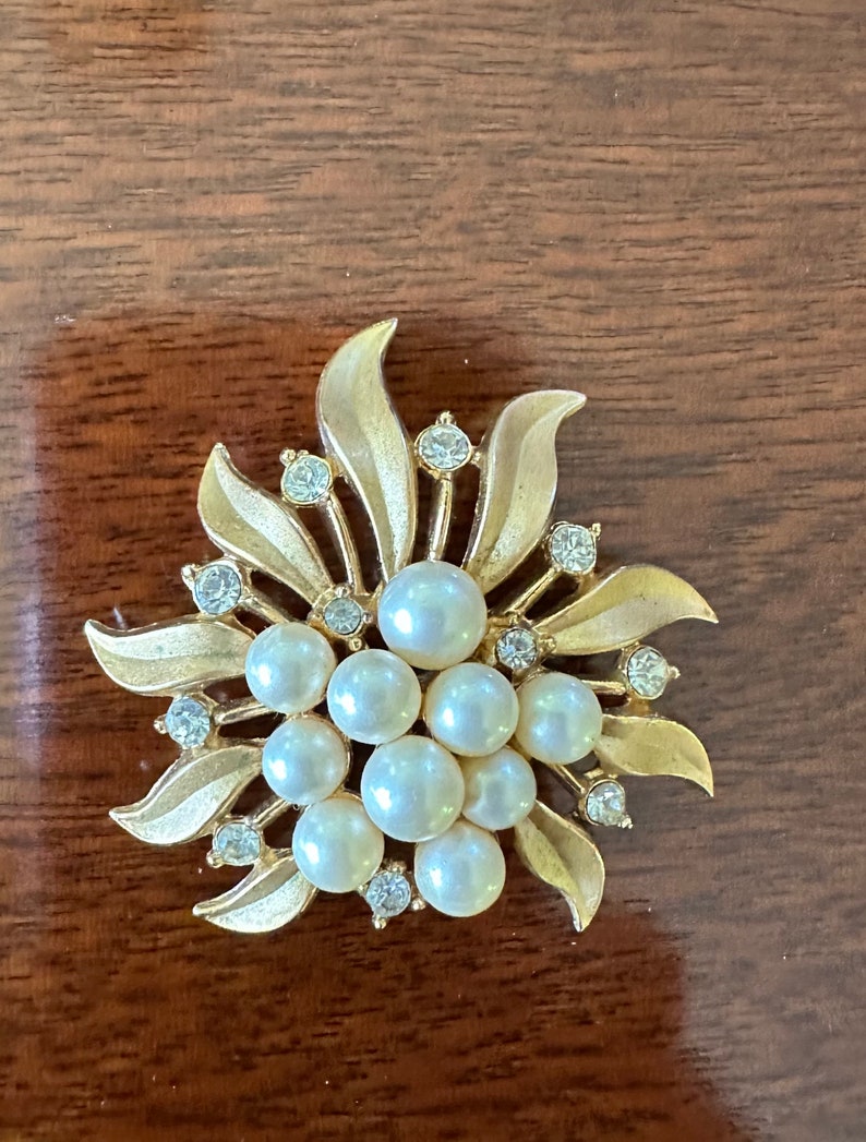1960s Crown Trifari Pearl Brooch - Etsy