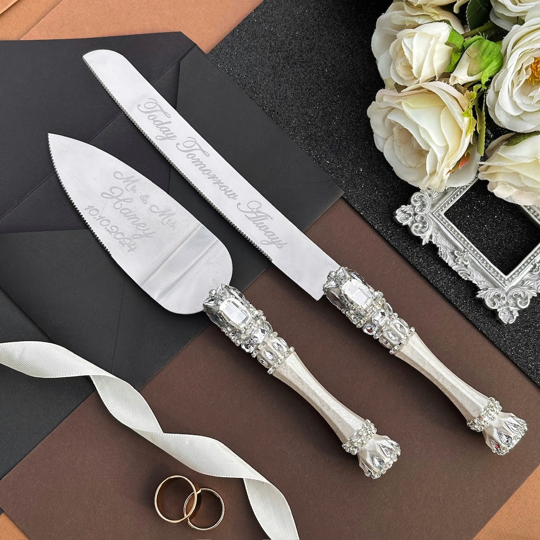 Personalized Wedding Cake Cutting Set: Engraved Champagne Flutes ...