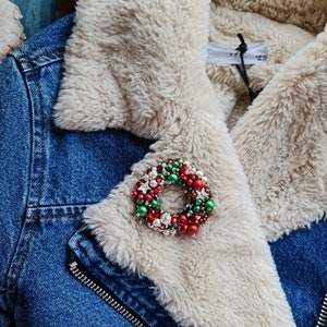 Beaded Christmas Wreath Brooch: Embroidered Holiday Jewelry - Etsy