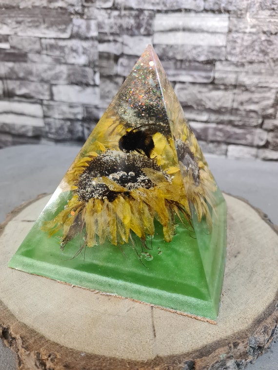 Statues Home & Living Home Decor Sunflower Pyramid with Bumblebee ...