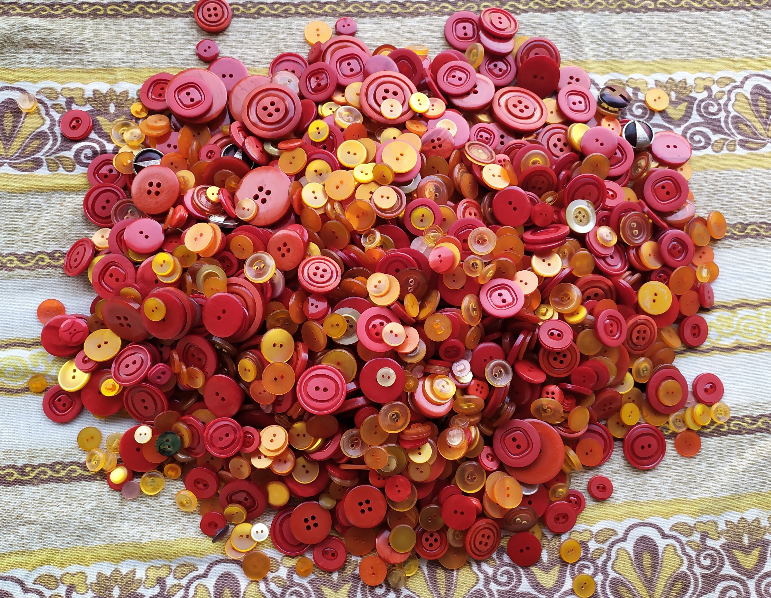 Vintage 25 buttons in assorted colors of red and orange sew | Etsy