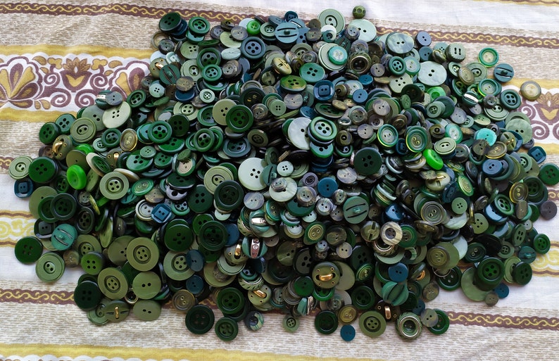 Vintage 25 Buttons in Assorted Colors of Green Sew Lovers - Etsy