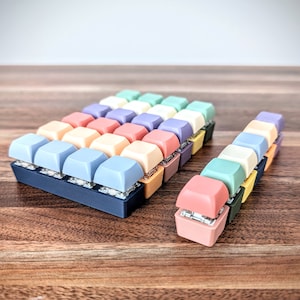 Two-tone Fidget Keychain - ASMR Fidget Toy - Mechanical Keyboard Clicky ...