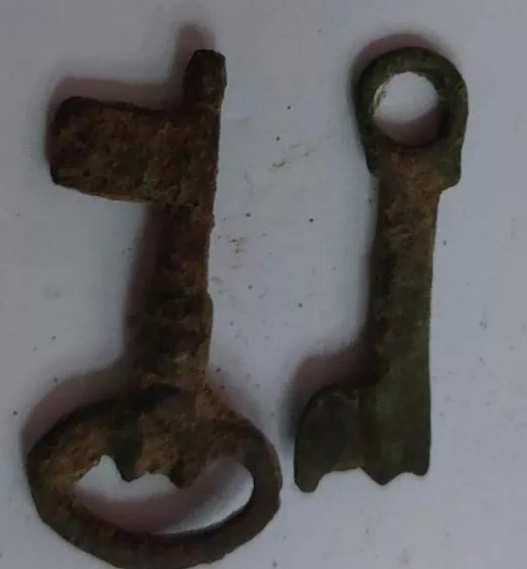 2 Late Medieval English Bronze Casket Keys 1500-1600 Ad. Found on ...