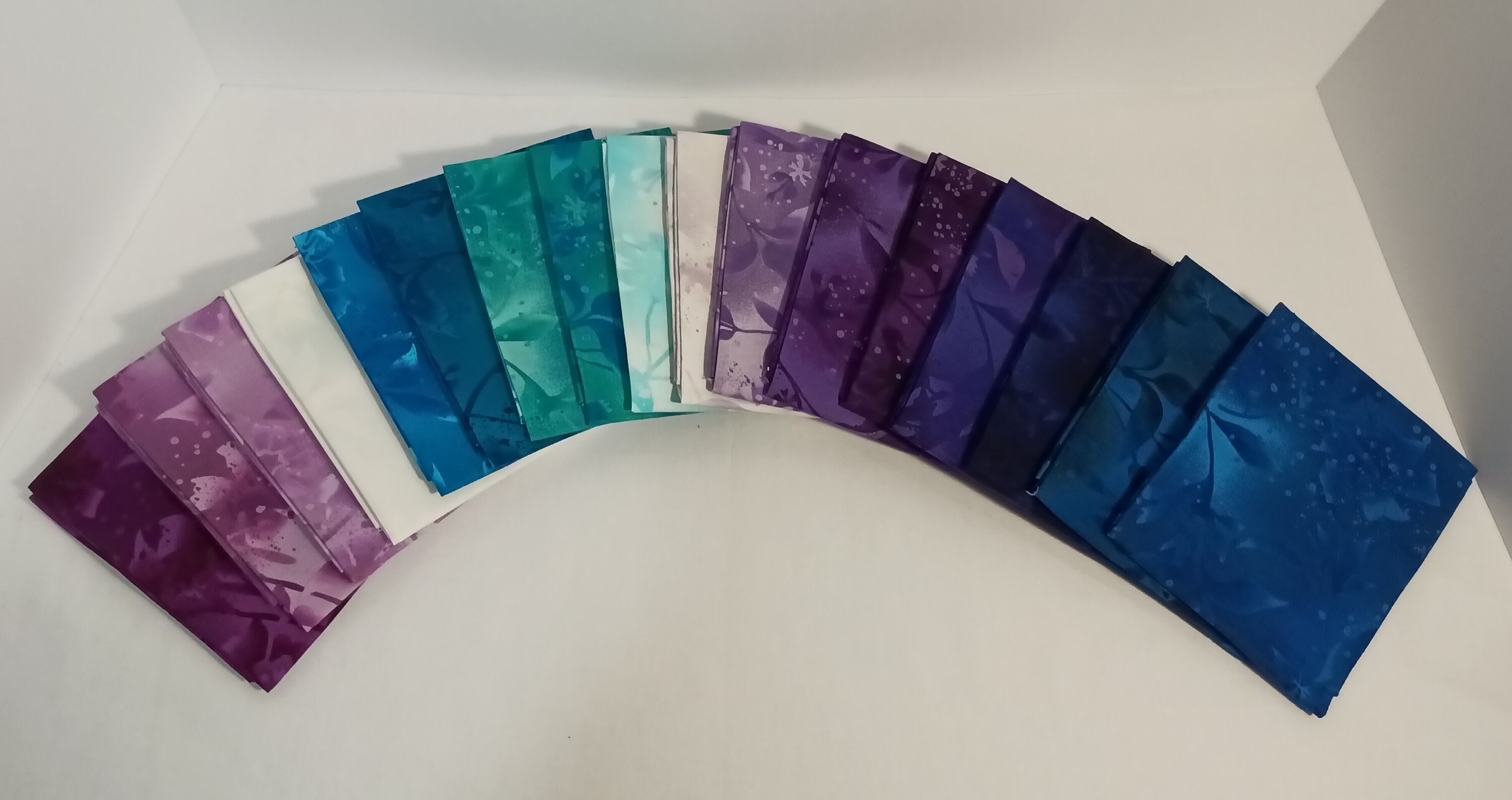 Boundless Botanical Hydrangea Fat Quarter Bundle. 17 Fat Quarters With Hydrangea Deign in Blues ...