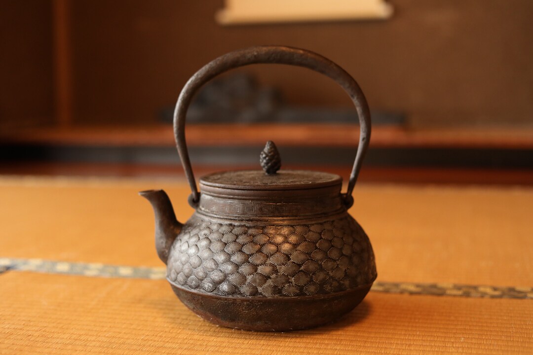 BIG! Japanese Vintage Cast Iron Kettle Nambu Tetsubin Pine Tree Design ...