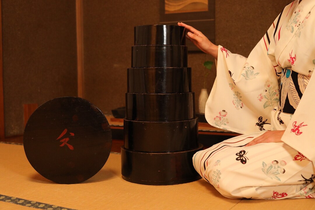 Japanese Vintage Stackable Black Lacquered Wood Round Boxes With Kanji ...