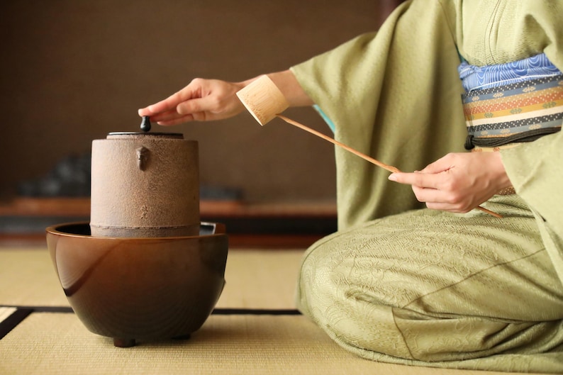 Vintage Japanese Cast Iron Tea Kettle – Masamitsu Signed Copper Lid ...