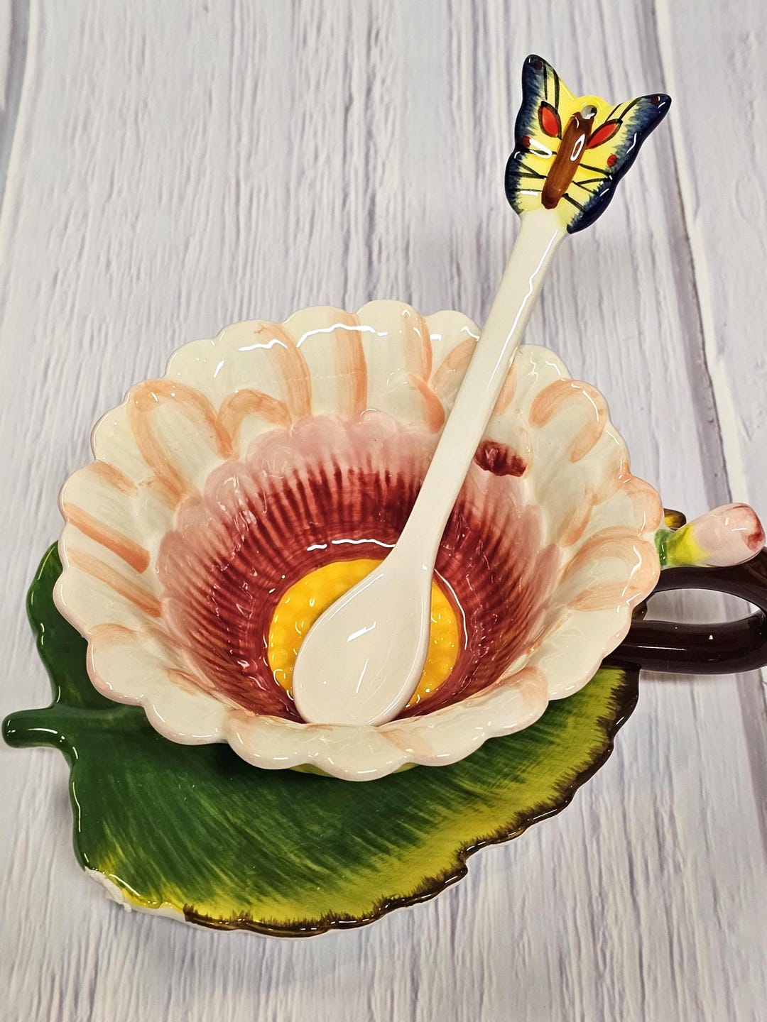 Daisy Teacup and Saucer Gift Set Including Butterfly Spoon, Secret ...