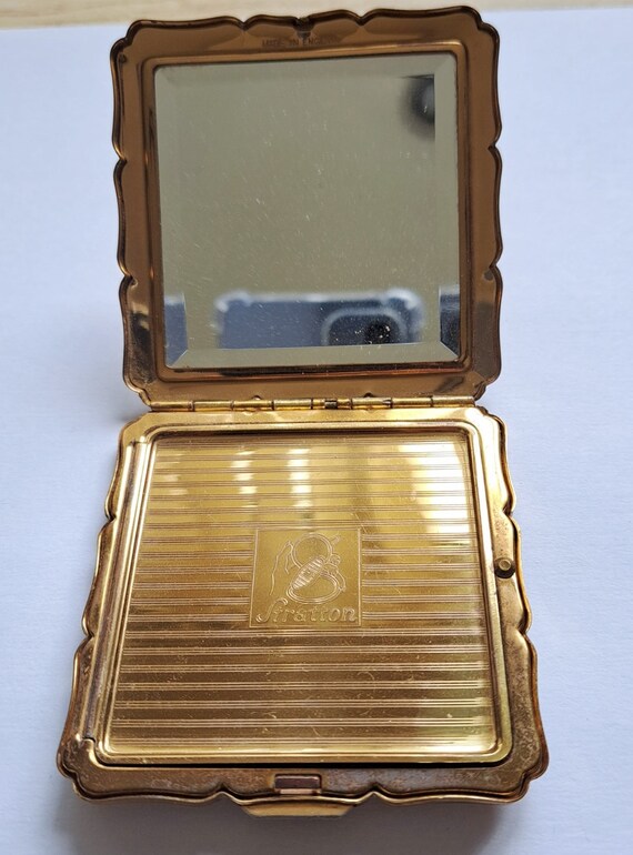 Vintage Stratton "in hand" Gold Tone Square Compact - Gem