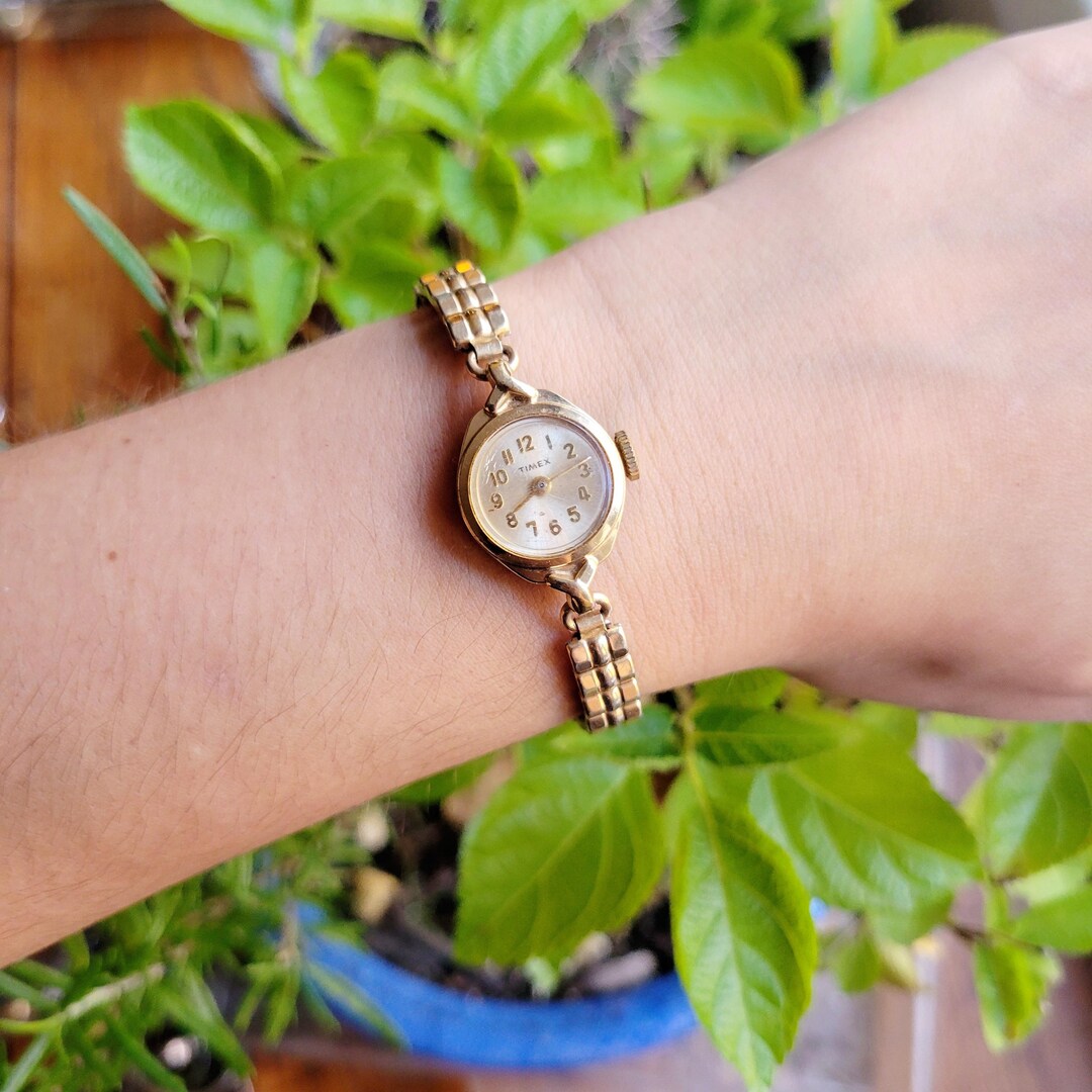 Vintage Timex Classic Womens Womans Gold Round Analog Dainty Stretch ...