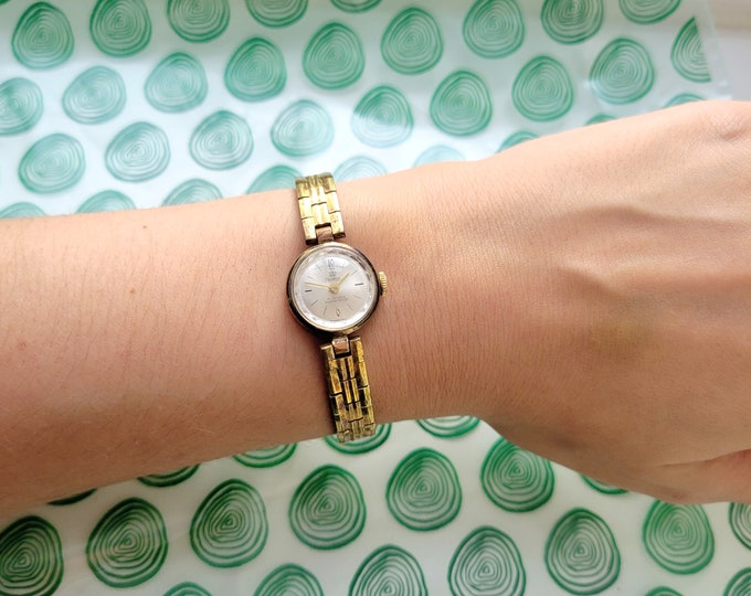 Vintage Roidor Foreign 17 Jewels Dainty Gold Watch - Etsy
