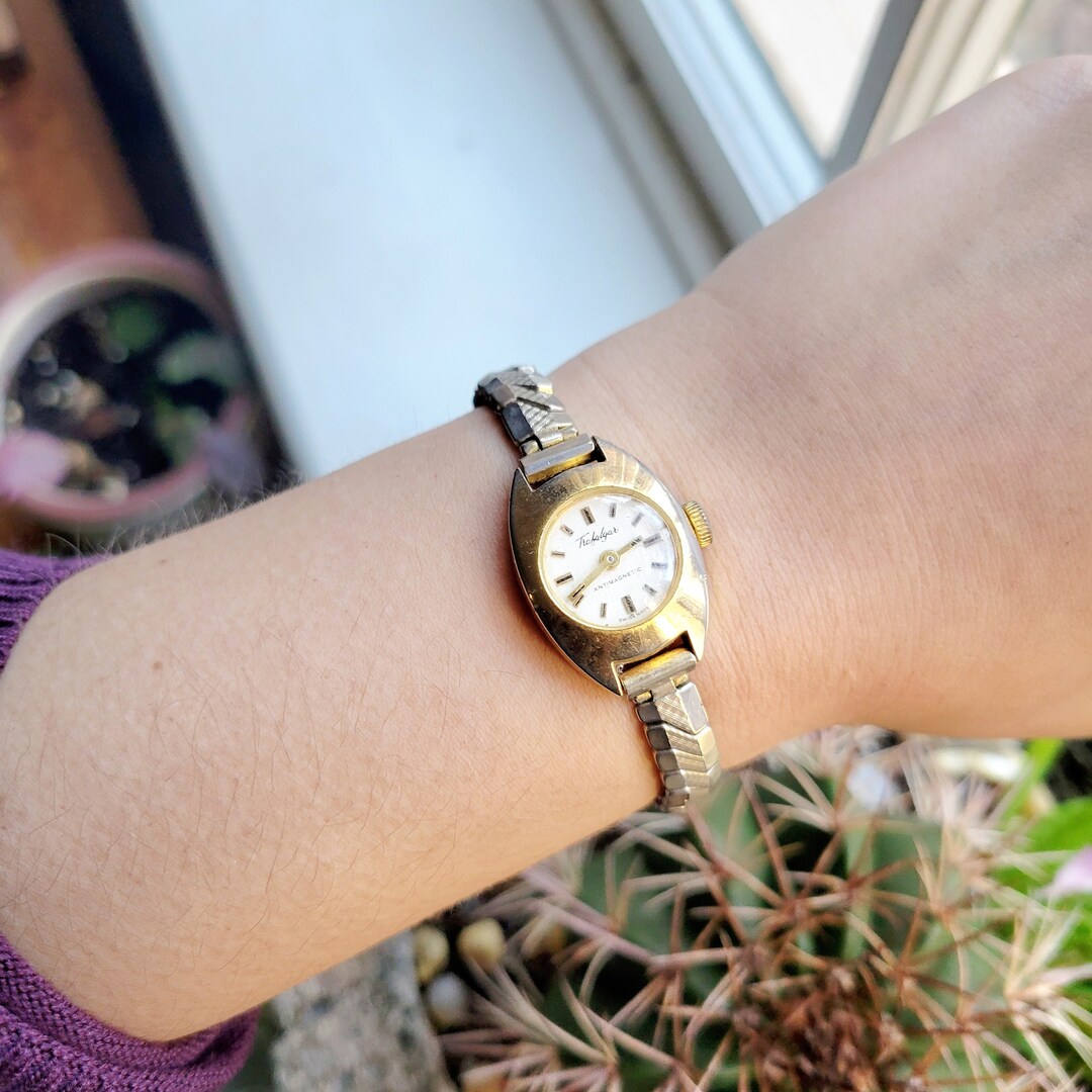 Vintage Swiss Trafalgar Classic Gold & Silver Stretch Watch - Etsy
