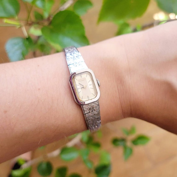 Vintage timex dainty - Gem