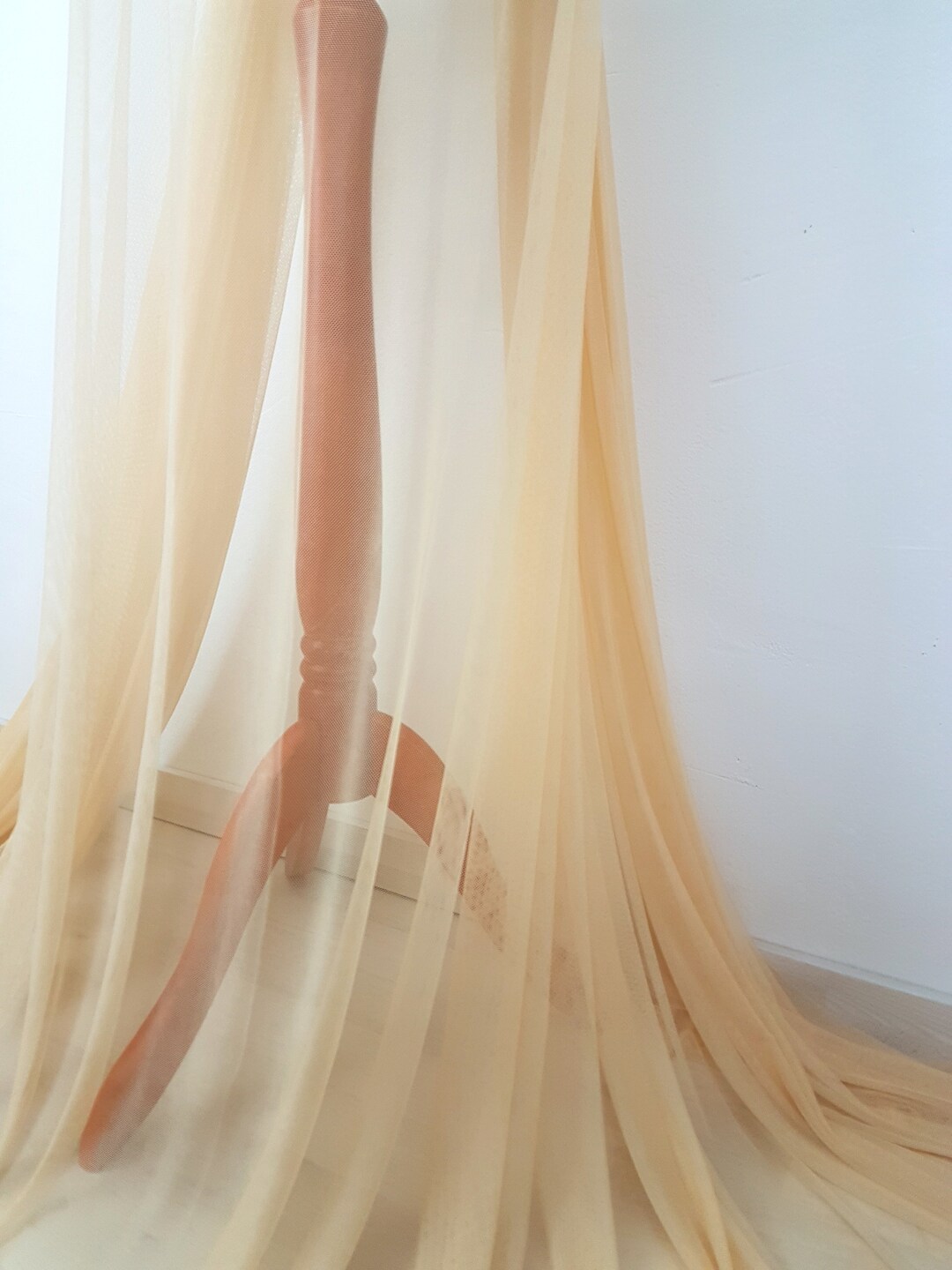 Elastischer Mesh Stoff in Hautfarbe oder Weiß, 4-Wege-Stretch für ...