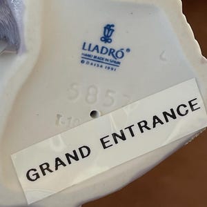 Lladro “grand Entrance ” 5857 Porcelain Figurine Mint Condition With ...