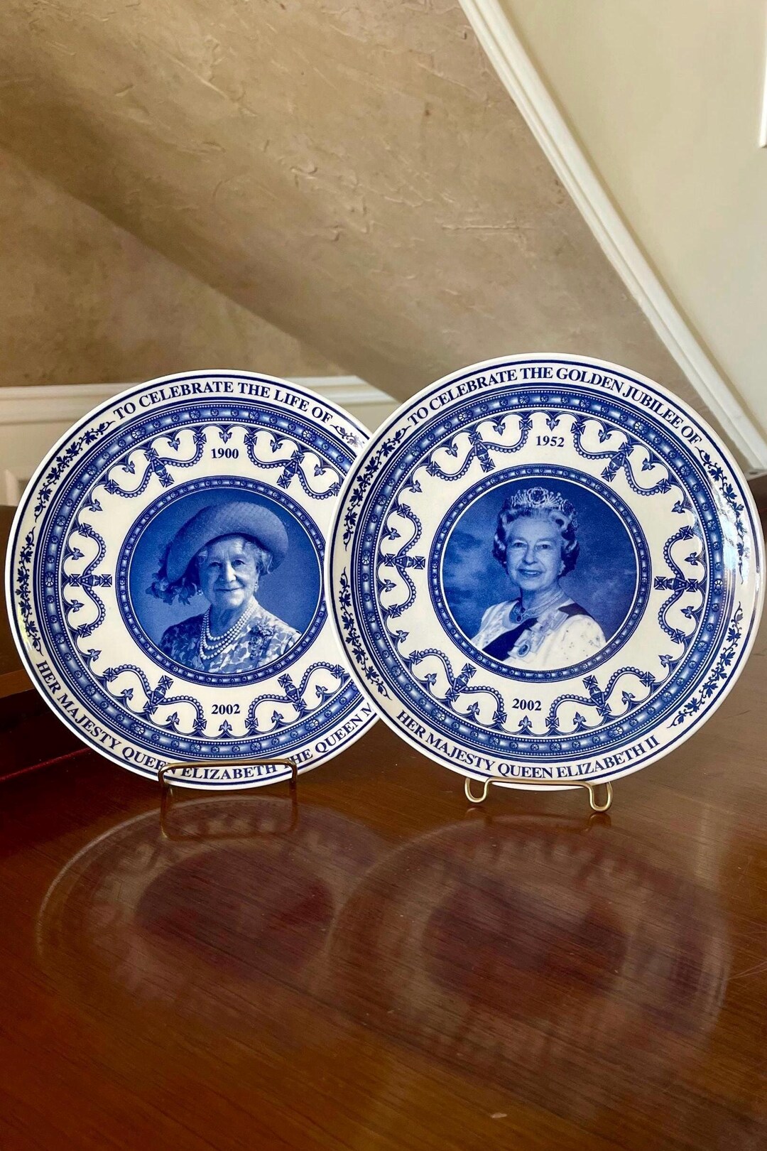 Pair Wedgwood Queen Elizabeth and Queen Elizabeth Ll Collector Plates ...