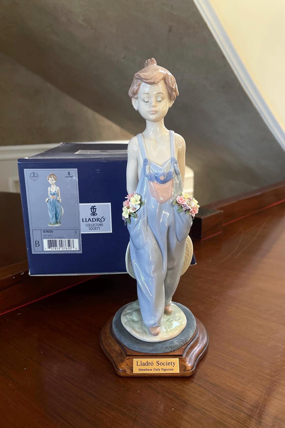 Lladro “pocket Full of Wishes” 7650 Porcelain Figurine With Wooden Base ...