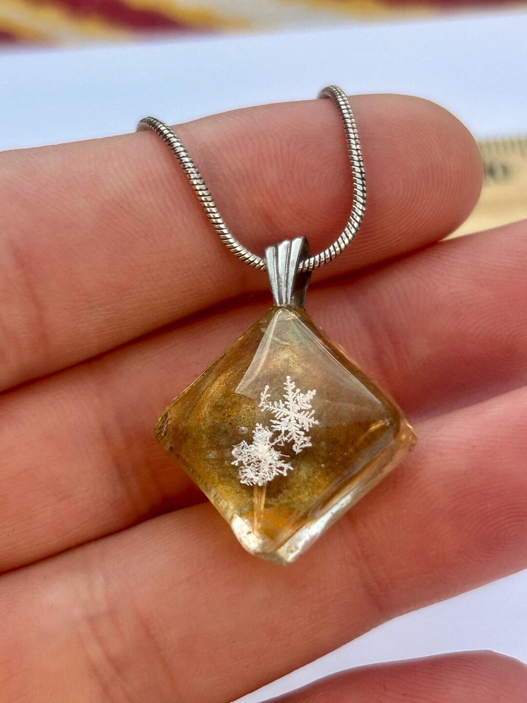 Artist Danielle Oliver Captured Real Snowflake Collections / Preserved ...