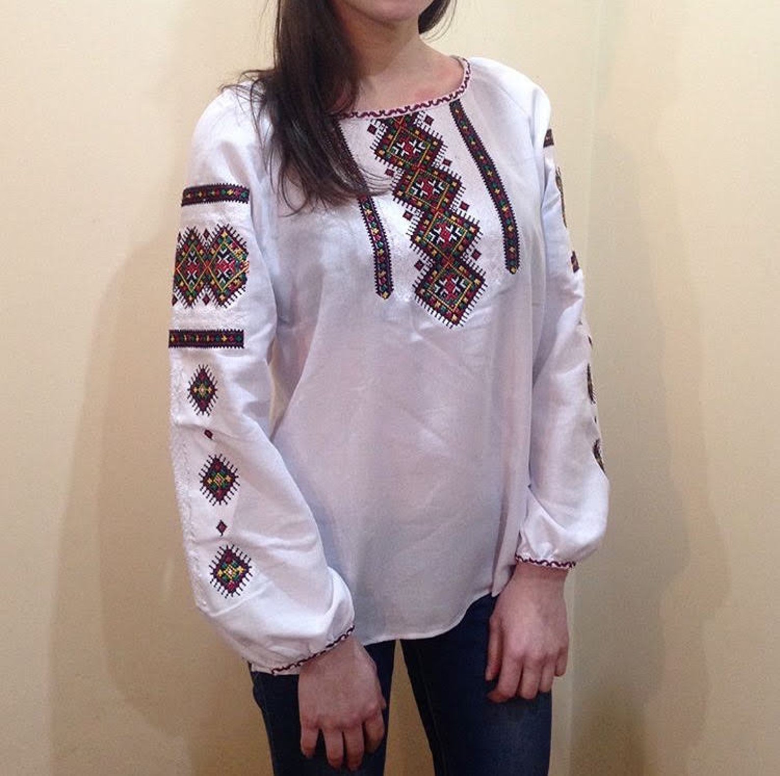 Hermosa blusa bordada. Blusa de oro rosa hecha a mano. Blusa etno ...