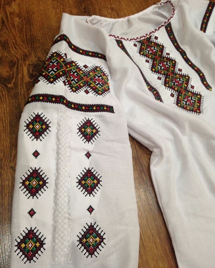 Hermosa blusa bordada. Blusa de oro rosa hecha a mano. Blusa etno ...