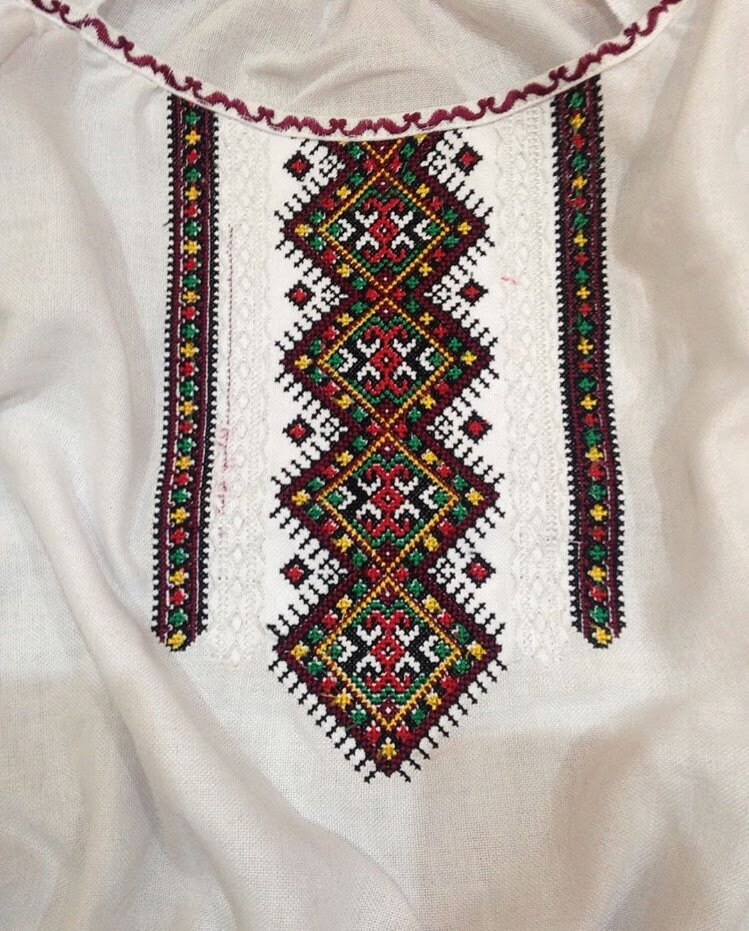 Hermosa blusa bordada. Blusa de oro rosa hecha a mano. Blusa etno ...