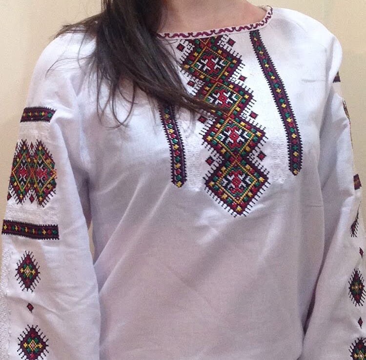 Hermosa blusa bordada. Blusa de oro rosa hecha a mano. Blusa etno ...