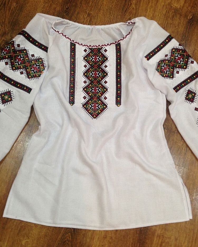 Hermosa blusa bordada. Blusa de oro rosa hecha a mano. Blusa etno ...